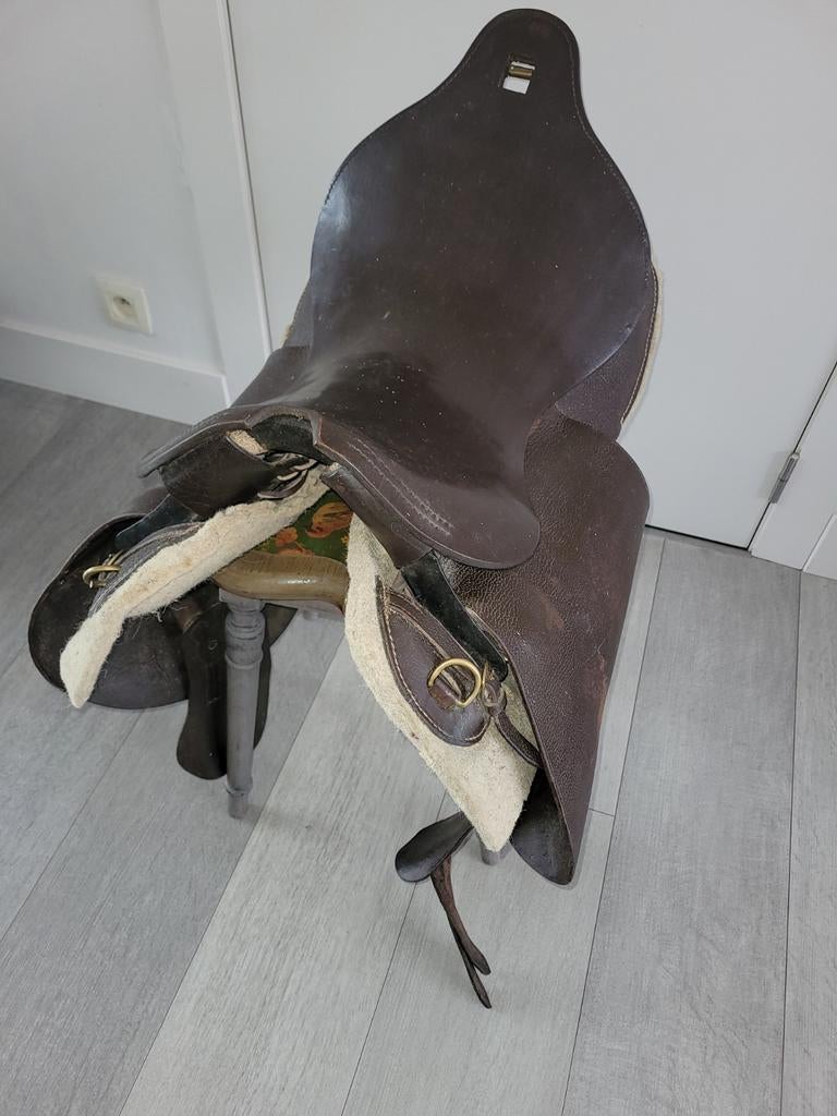 ② Oud militair rijzadel — Paarden en Pony's | Zadels — 2dehands